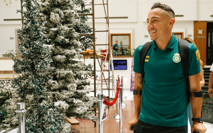 Guardado sorprende al viajar a Monterrey con férula y muletas