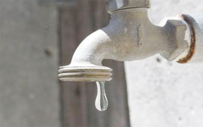 Colonias del sector Poniente se quedan sin agua por fuga emergente