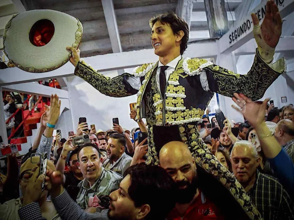 Magistral tarde de Roca Rey, a hombros de los toreros