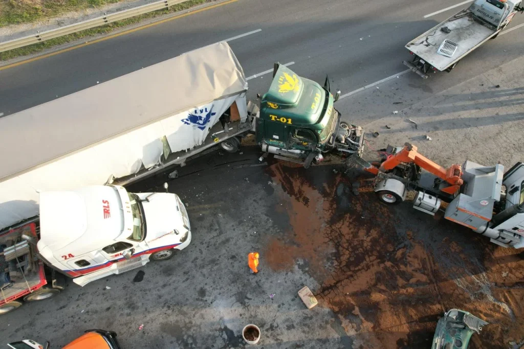 Choque de trailers provoca caos vial en Guadalupe