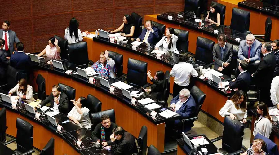 Morena arremete contra PAN y PRI